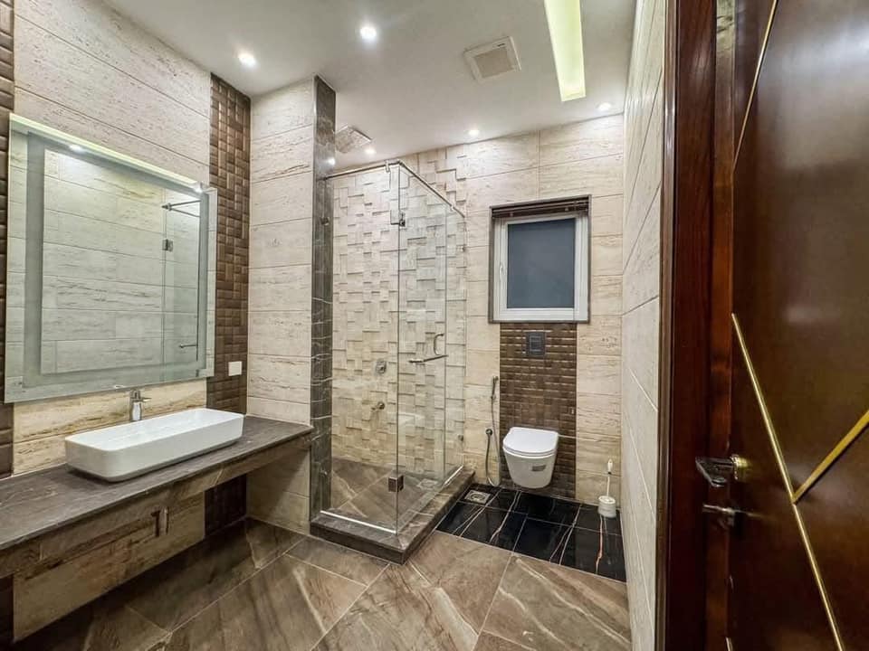 Chic and Simple Bathroom Design with Modern Accessories