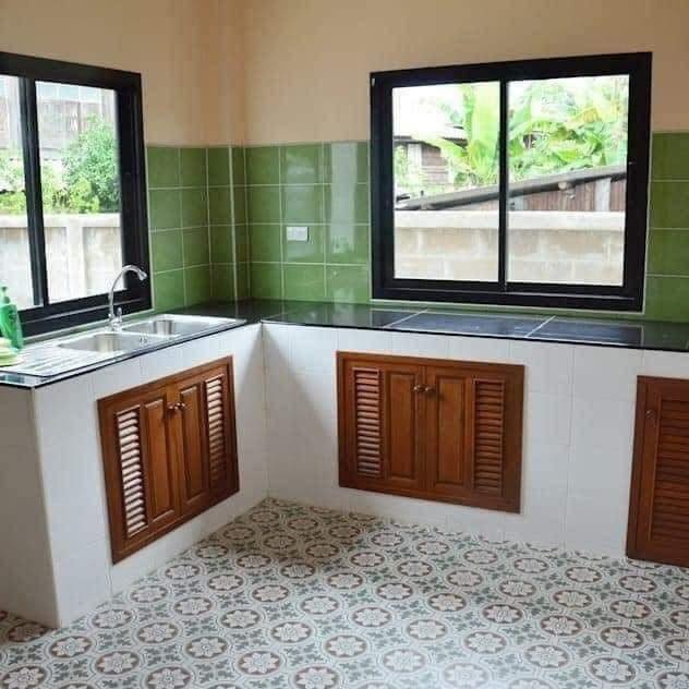 Simple Kitchen Design with Traditional Charm and Functionality