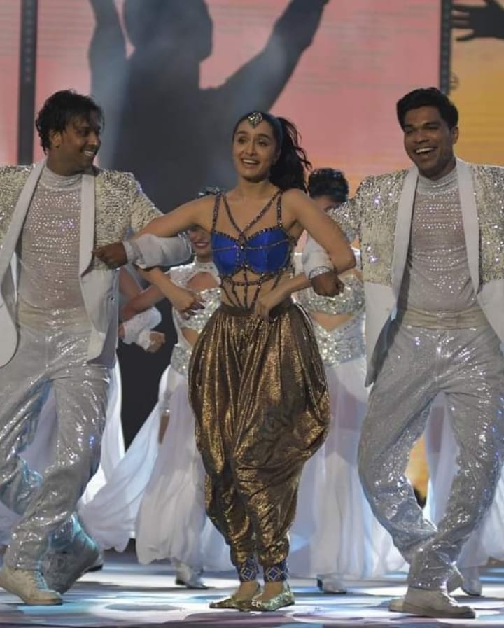 ओपनिंग सेरेमनी में सलमान खान, रणवीर सिंह, श्रद्धा कपूर समेत कई सेलेब्स ने किया धमाकेदार डांस ...