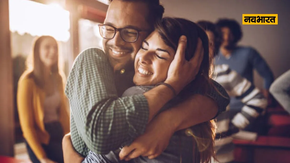 क्या होता है गले लगाने का मतलब, इन तरीकों से जानें हर हग का एंगल | Navbharat Live