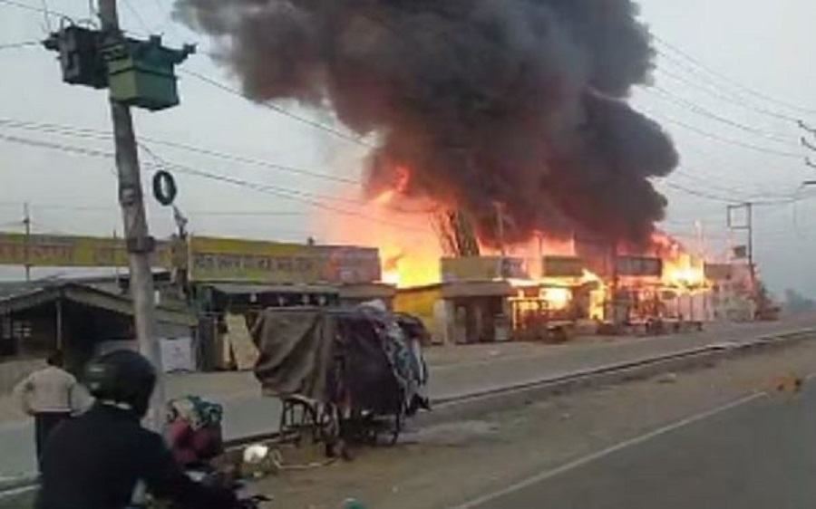 Uttar Pradesh: Massive fire engulfs dhabas, shops in Greater Noida ... Uttar Pradesh: Massive fire engulfs dhabas, shops in Greater Noida ...